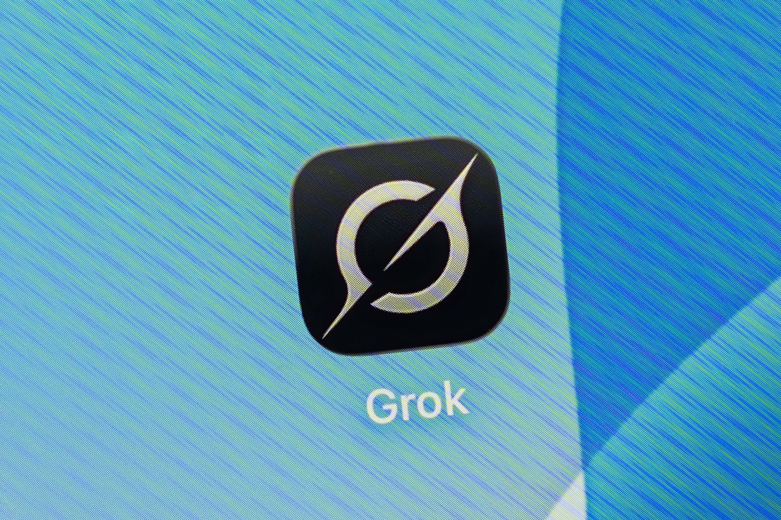 Dwa państwa blokują Groka. Rządy reagują na falę rozbieranych przeróbek