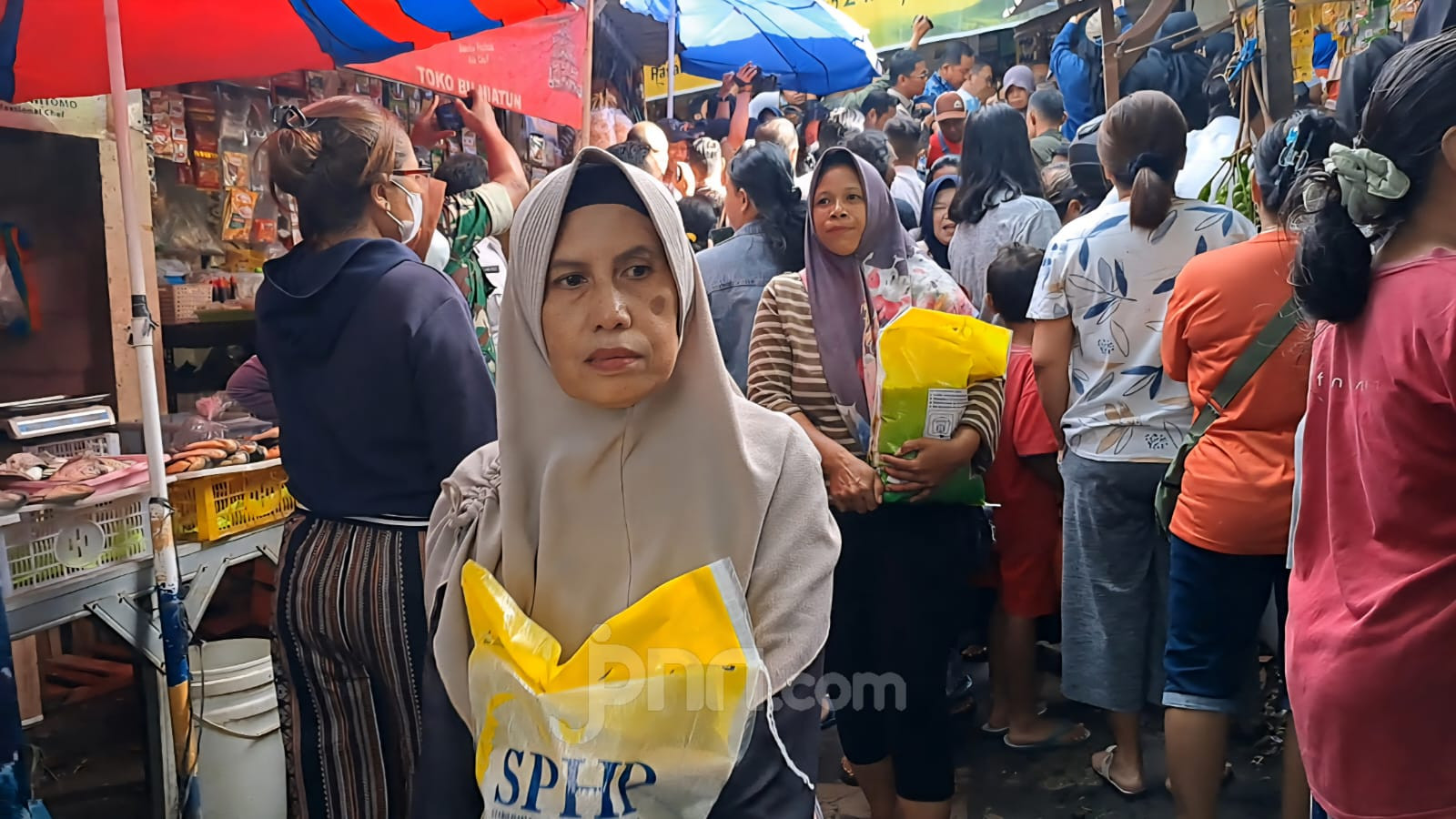 Melihat warga Semarang rela mengantre demi dapat beras SPHP gratis