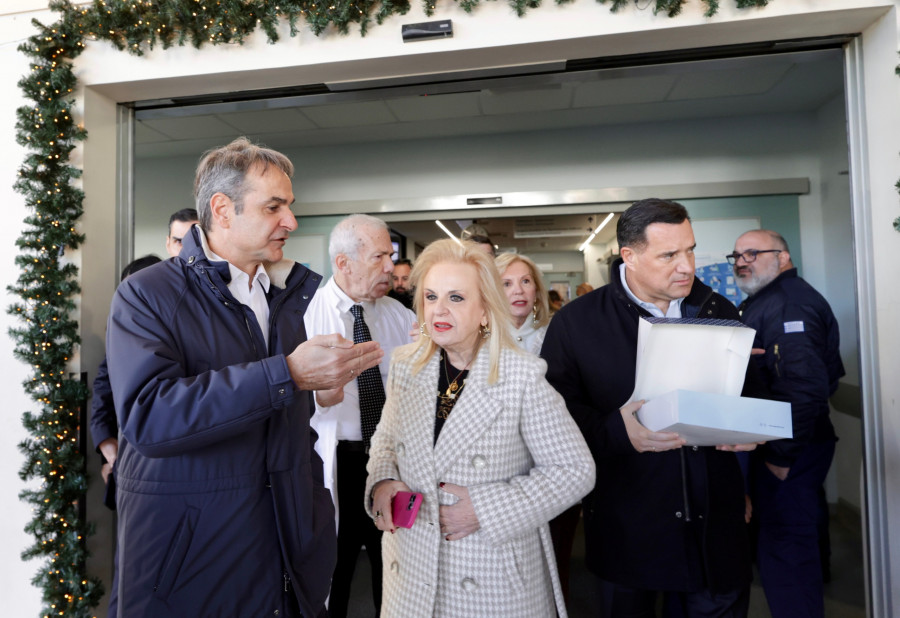 Επίσκεψη Μητσοτάκη στο «Γεννηματάς» – Ο Γεωργιάδης δίπλα του, μοίραζε ...