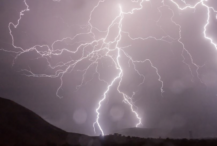 Great man, fall down in lightning...Nostradamus eyes four prophecies in ...