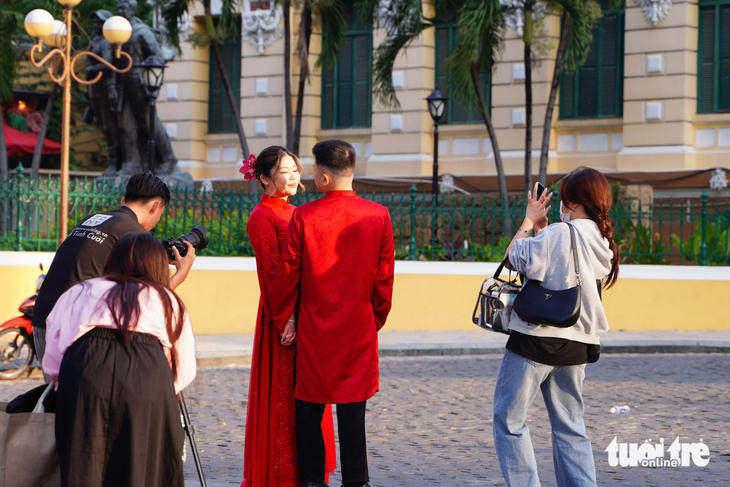 TP.HCM mát mẻ như Đà Lạt, người dân rủ nhau dạo phố, cà phê bệt