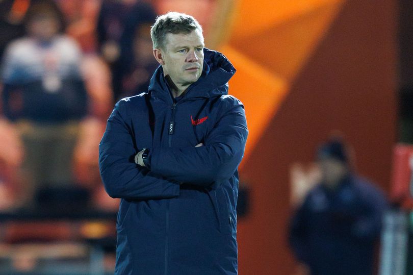 Dwayne Peel under pressure amid mocking chants as pundit left bemused