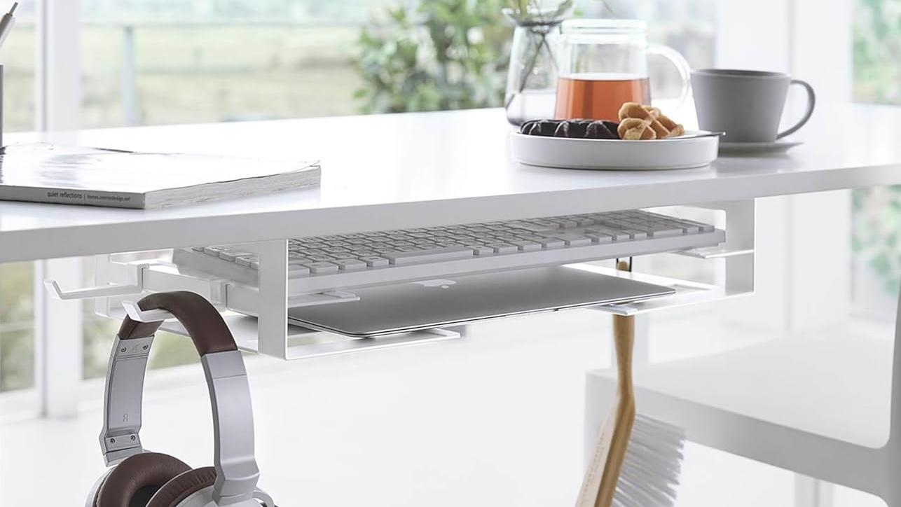 デスク下がノートPCの指定席に。山崎実業の収納ラックで作業スペースを確保