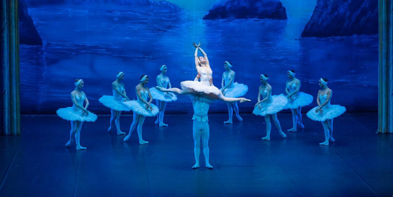 Il ‘Lago dei cigni’ incanta l’Abbado. Ovazione per l’icona dei balletti