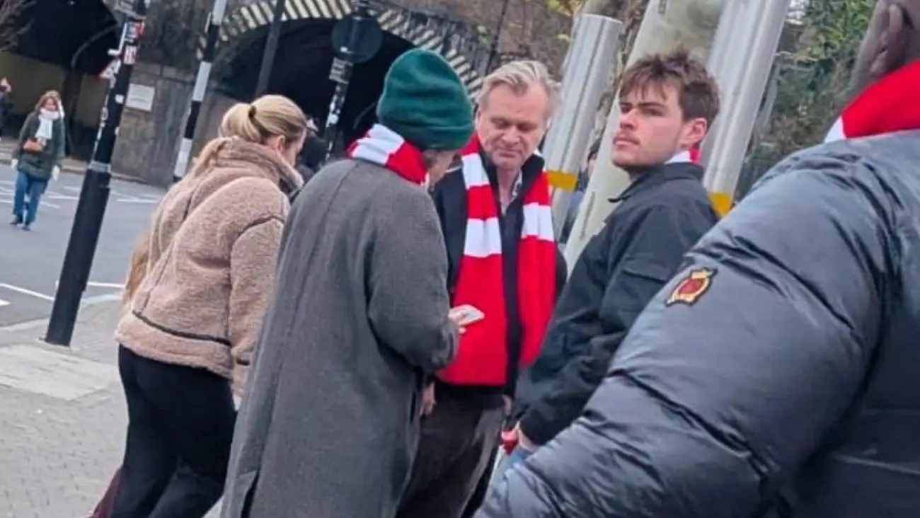 ¡Es cine! Cristopher Nolan fue captado con bufanda del Arsenal en ...