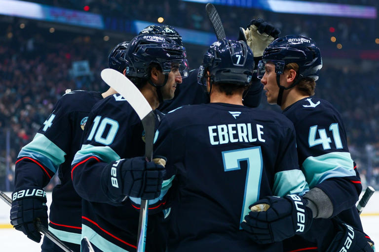 Beniers scores twice in Kraken's 4-1 win over Predators