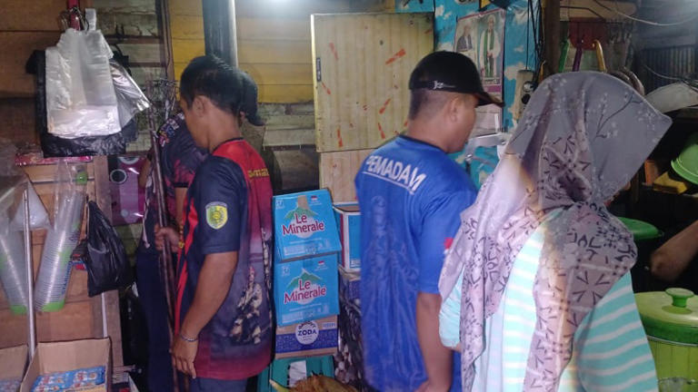 Bikin kaget pegawai, anak ular piton muncul di dapur kafe kuliner di ...