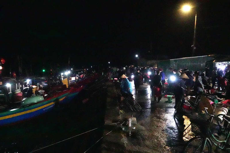 Tấp nập mua bán tại Cảng cá Cửa Sót ngày đầu năm