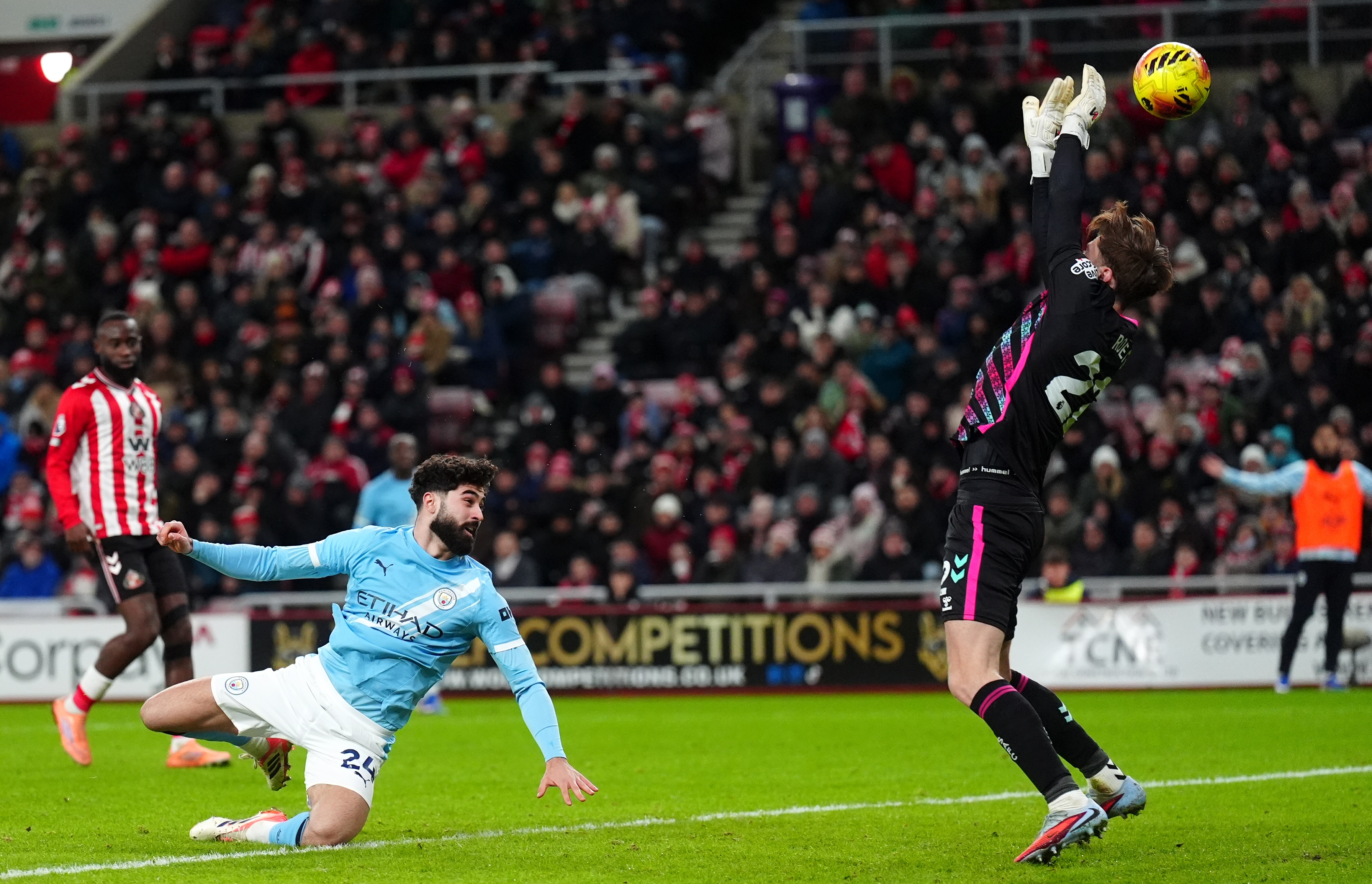 Drie Nederlanders van Sunderland houden Man City in toom en helpen Arsenal