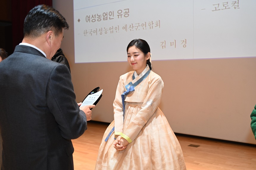 Pansori singer Lee Yoon-a receives Yesan County Cultural Merit ...