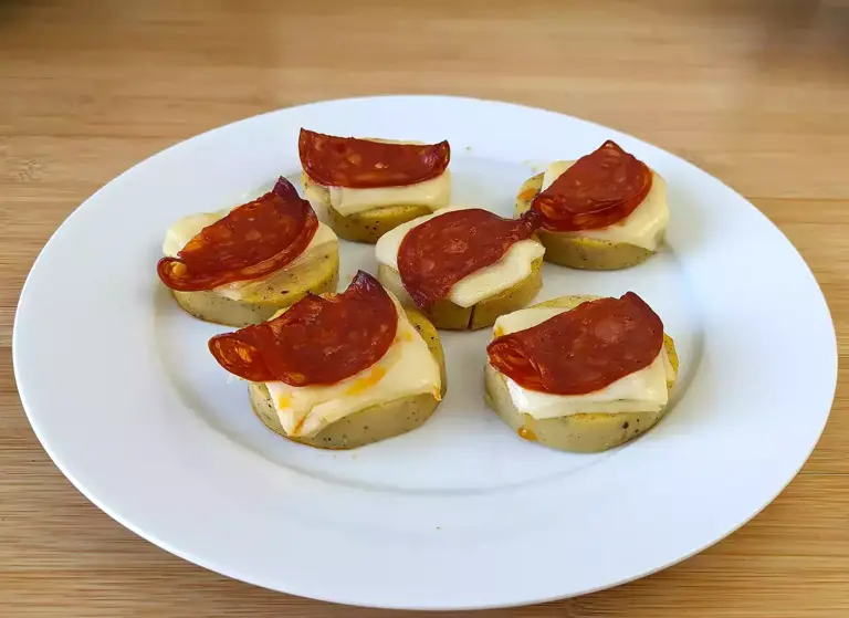 Scamorza peyniri ve pepperoni ile polenta crostini