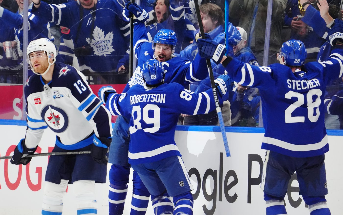Matthews's hat trick, game-winner leads Maple Leafs to 6-5 comeback win ...