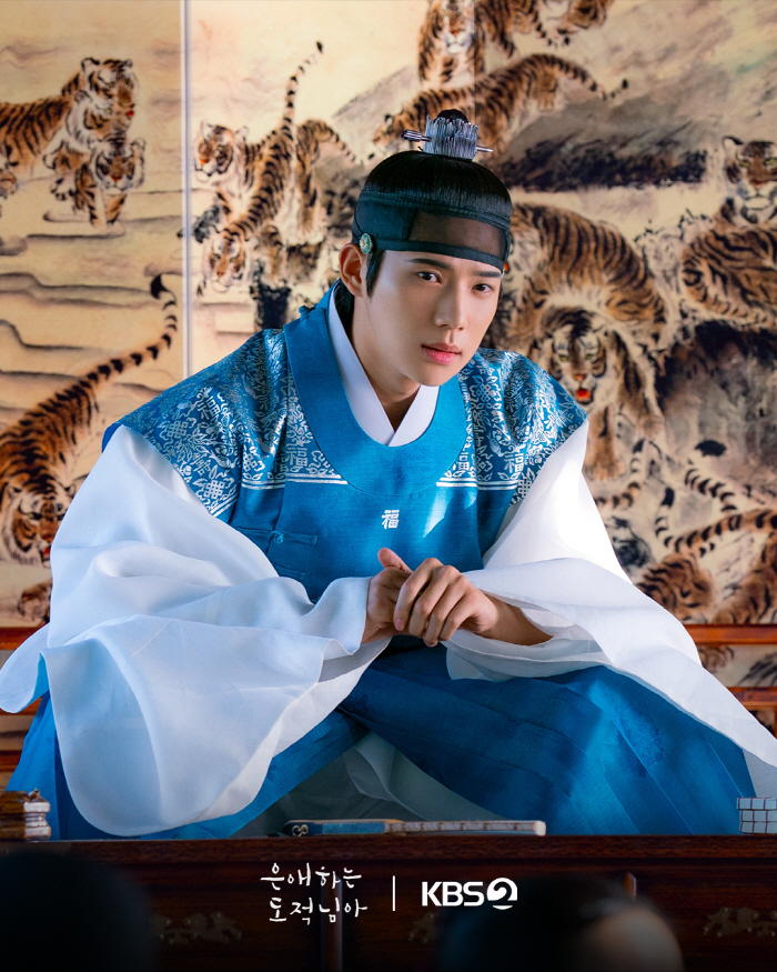 After Byun Woo Seok, is it Moon Sang Min? I'll take the 女 with my ...