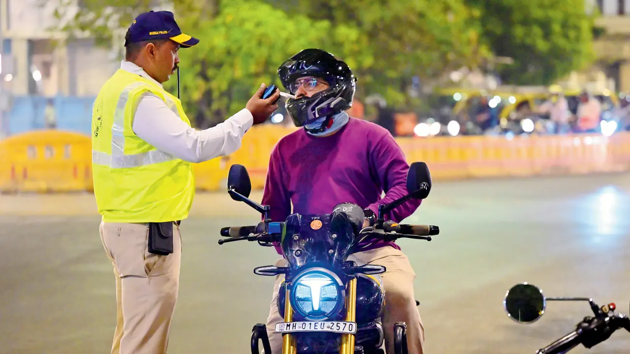 Mumbai traffic constable run over during drunk-driving check in Worli
