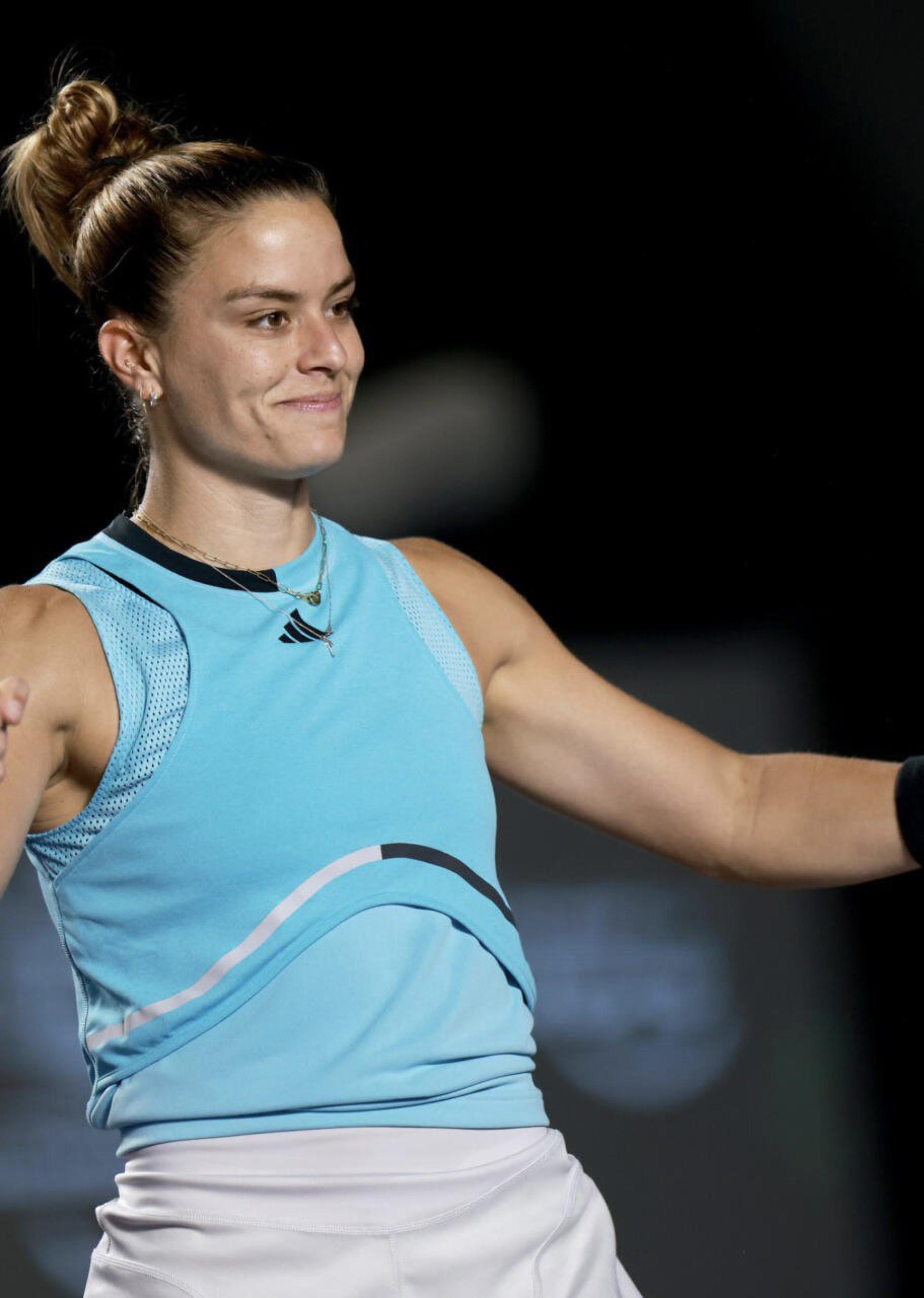 Geschenk der Organisatoren sorgt bei Maria Sakkari für gute Laune