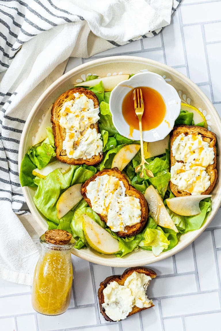 Warm goat cheese salad (salade de chèvre chaud)