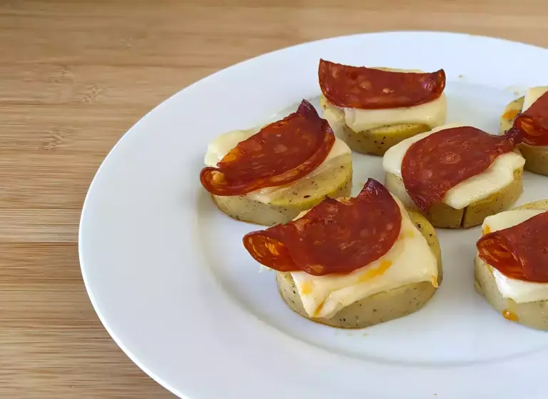 Scamorza peyniri ve pepperoni ile polenta crostini