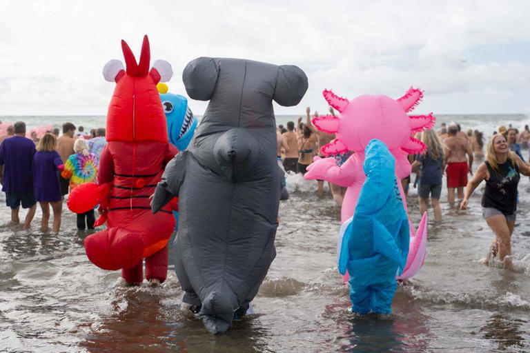 Thousands brave frigid SLO County polar bear dip - despite New Year's rain