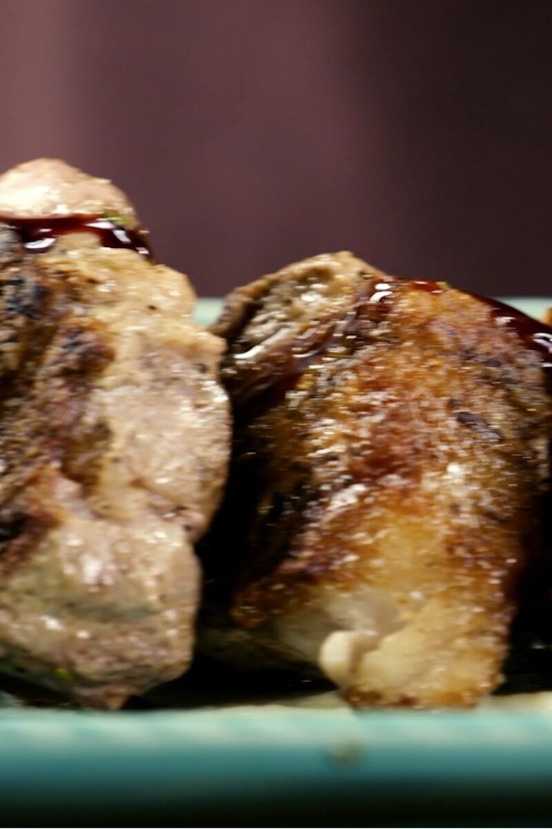 Os d'agneau grillé avec glaçage au romarin et à la grenade
