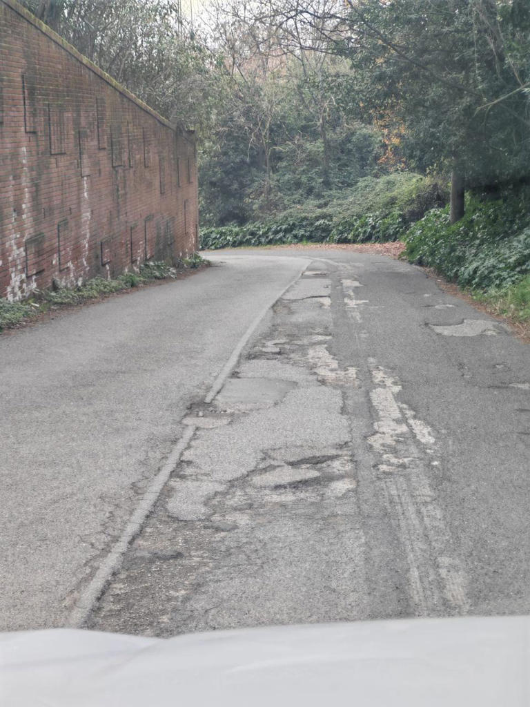 Caffaz: "Una strada panoramica piena di buche e pericoli"