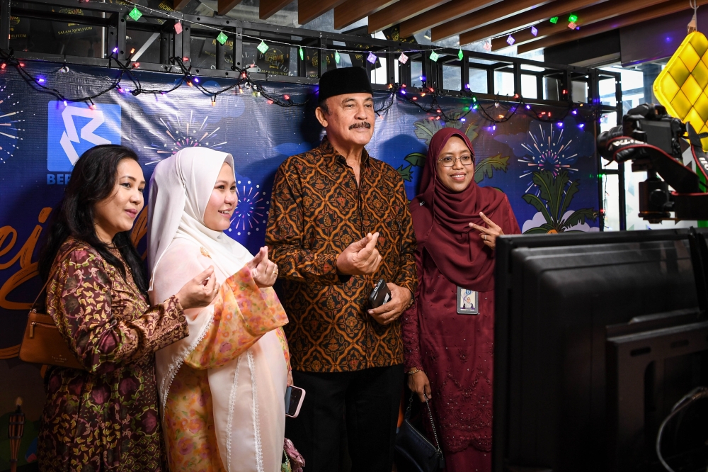 Yusof Haslam says 'along' loan — backed by son Syamsul Yusof’s birth ...