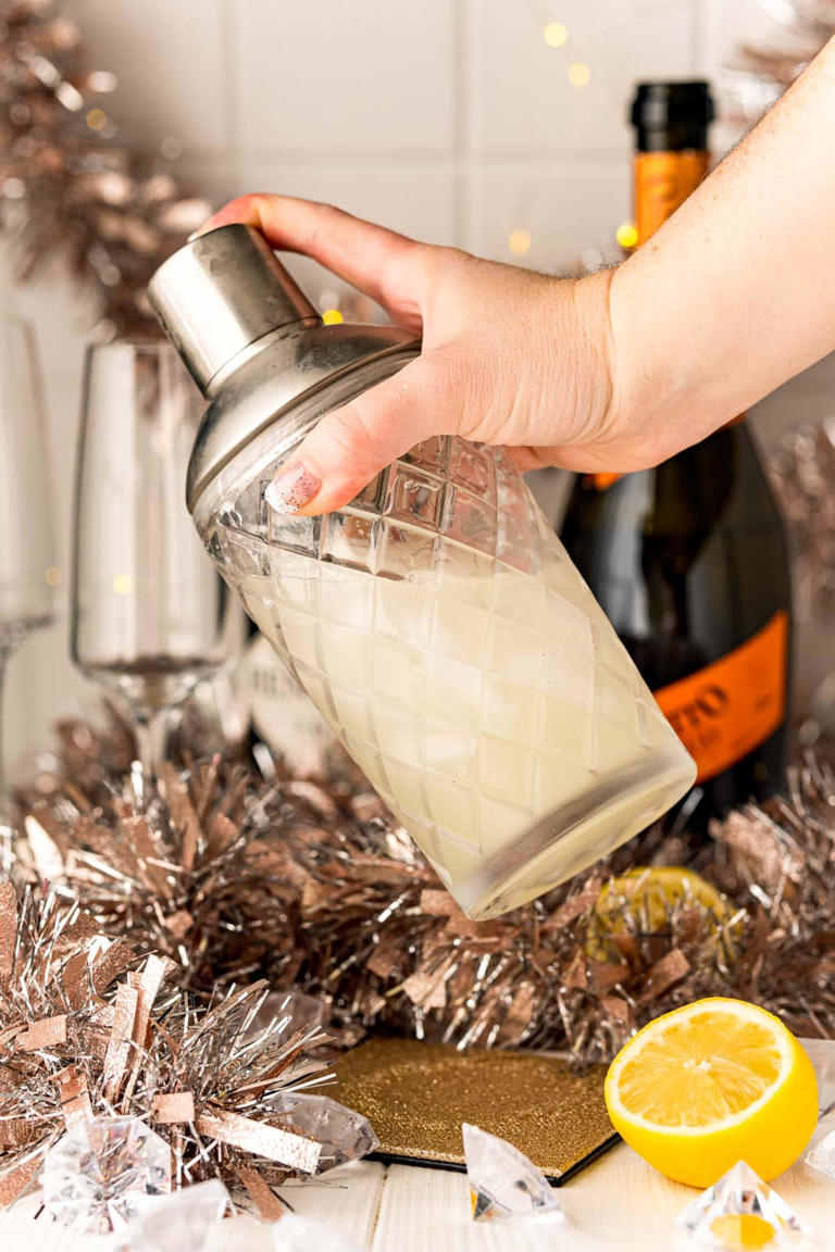 Easy champagne fizz cocktail