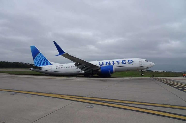 Terrifying new footage captures United Airlines jet sliding off Texas ...