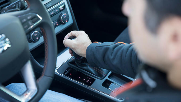 How to drive safely on ice and snow