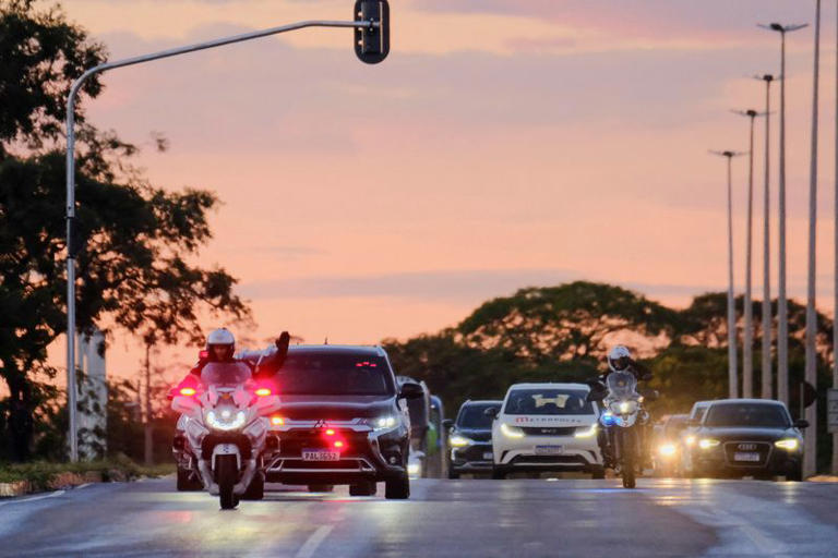 Bolsonaro abandona el hospital tras ser operado y vuelve a prisión