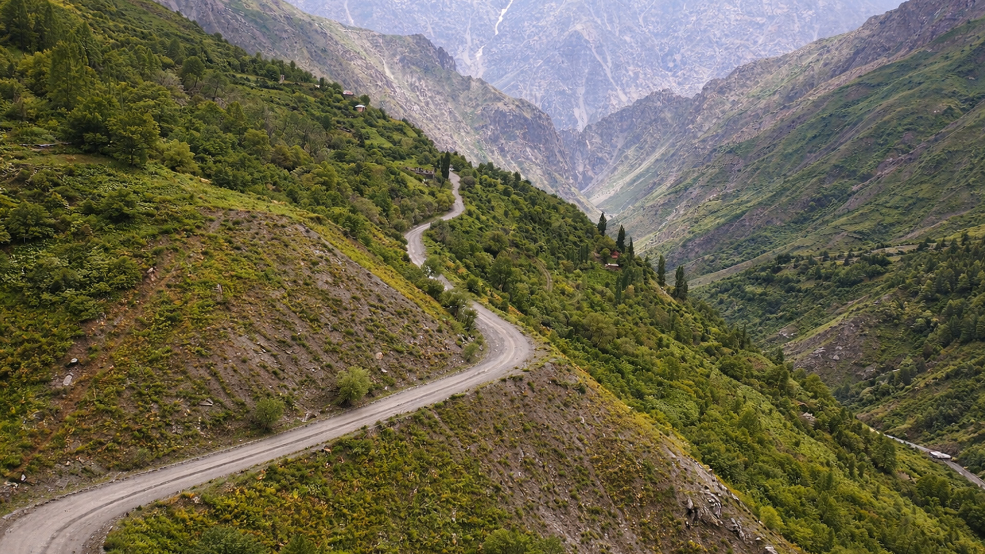 La strada tra le valli nascoste