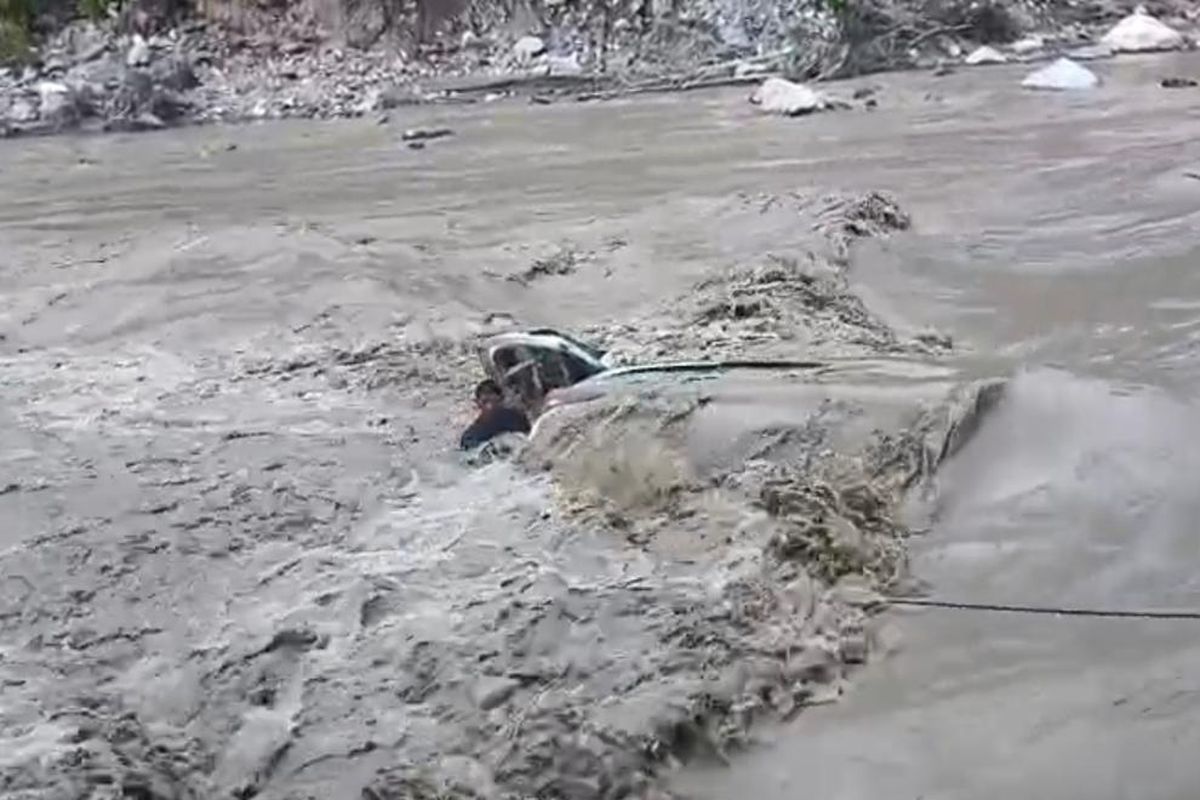 Tragedi mobil dinas pak camat parkir di atas jembatan Gayo Lues ...