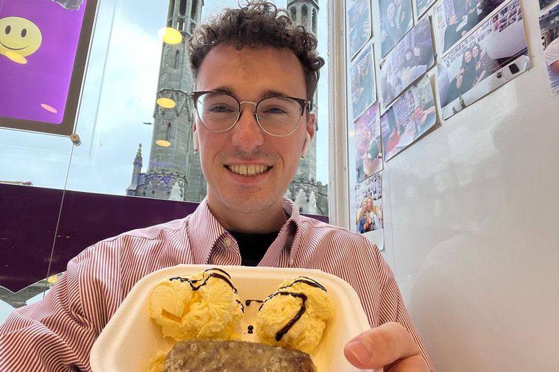 American in Edinburgh tries first deep fried Mars bar and 'struggles to ...