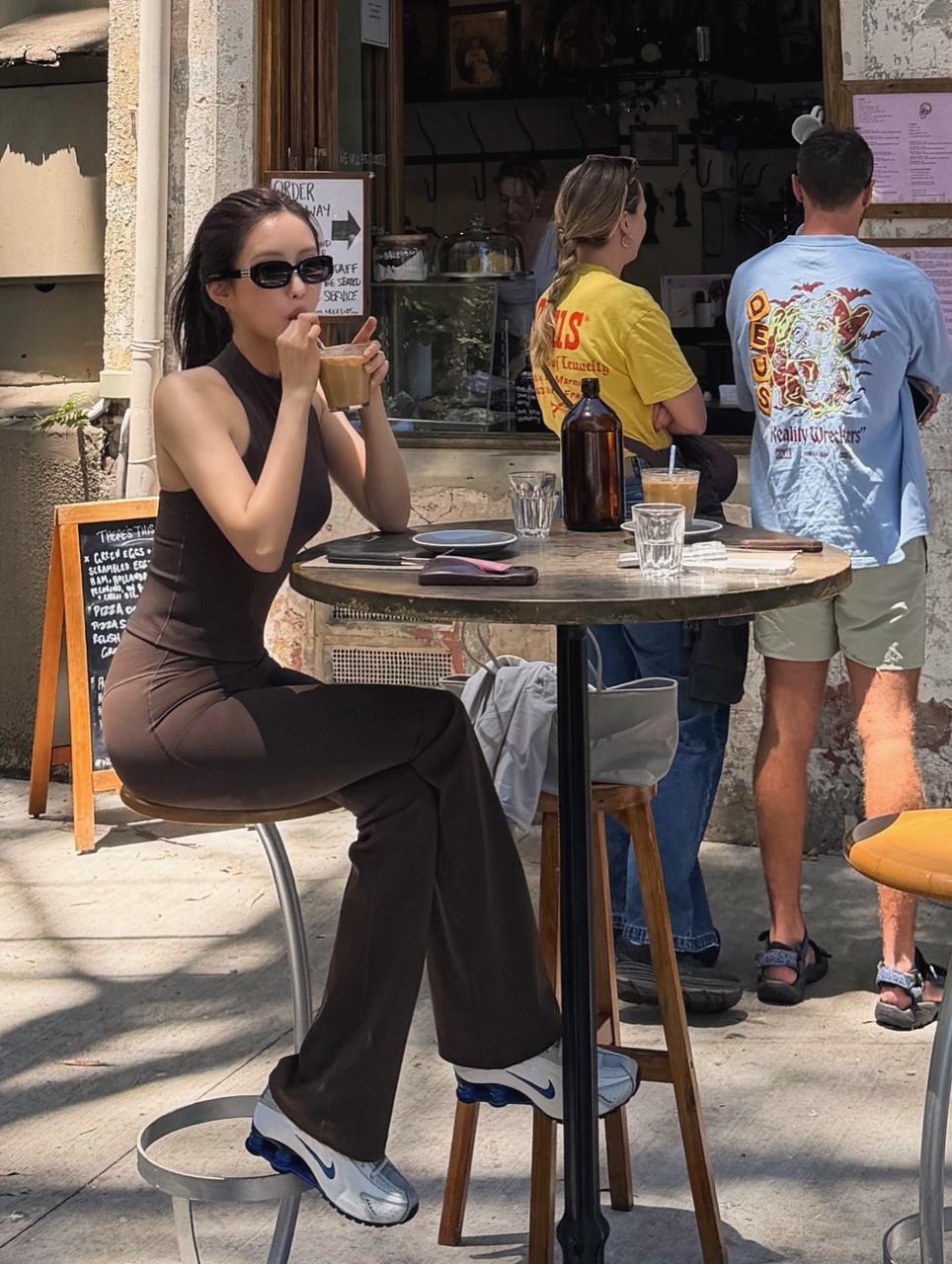 Good start… 효민, 햇살 아래 여유→도심 카페에서 완성한 힐링