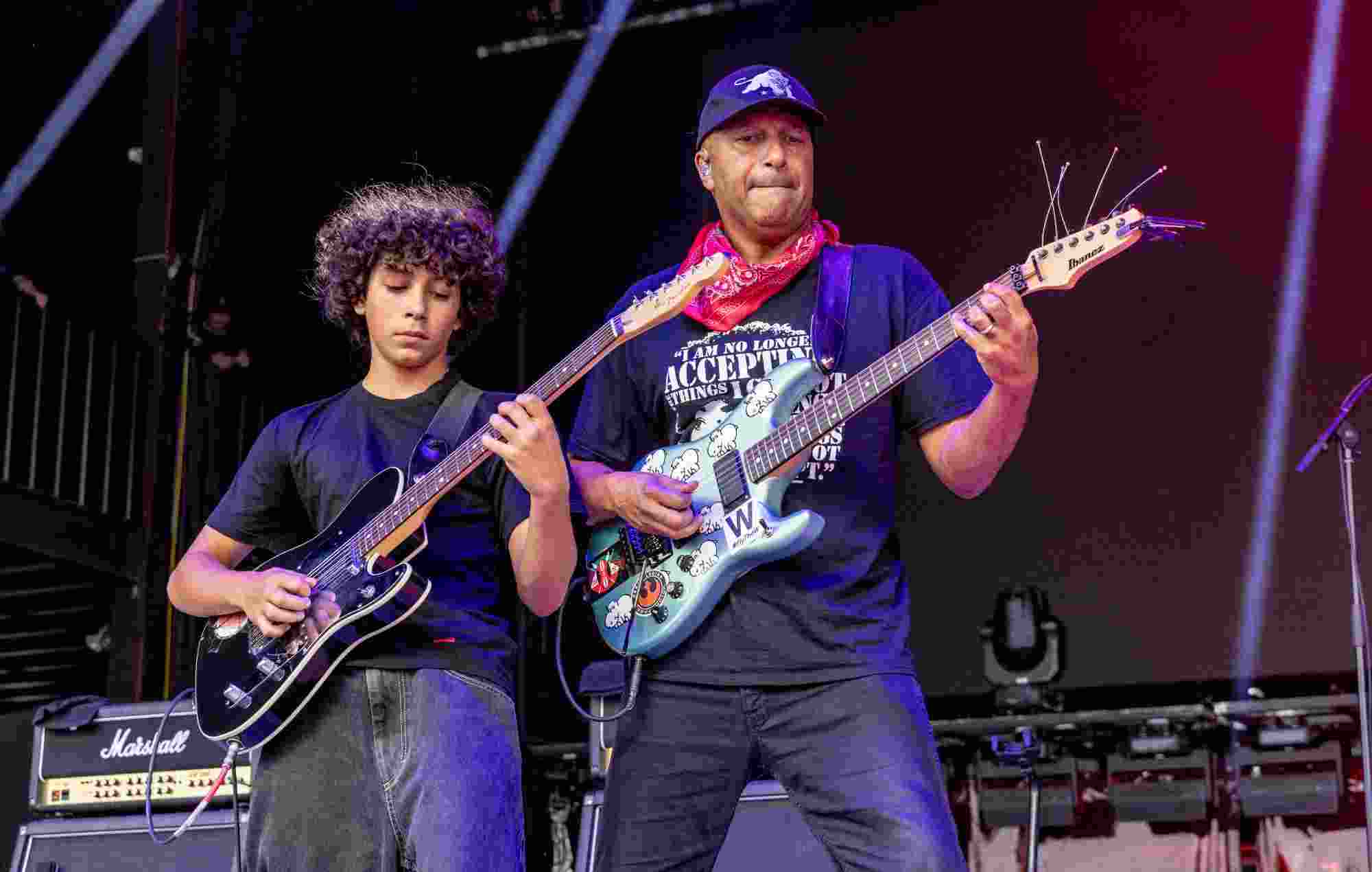 Tom Morello si è esibito con il figlio Roman durante un concerto in India