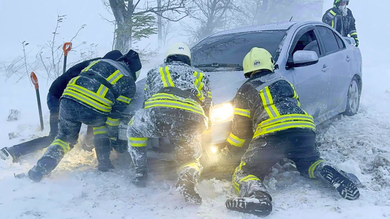 350K Americans freeze as bomb cyclone shreds 15 states through New Year ...