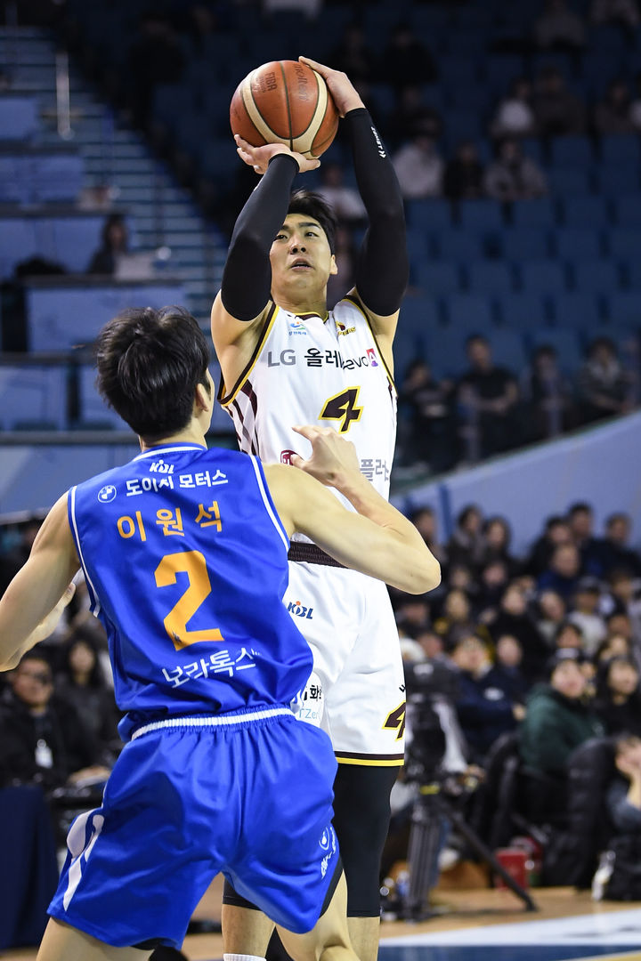 프로농구 선두 LG, 삼성 80-62 완파…맞대결 6연승·20승 고지 선착