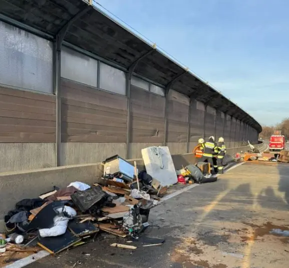 Heftiger Crash auf A2: Wohnmobil in zahlreiche Einzelteile zerlegt