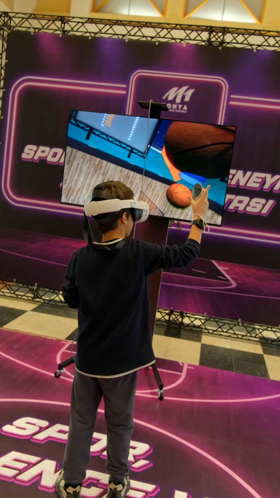 VR basketbol heyecanı M1 Konya AVM’de yoğun ilgi gördü