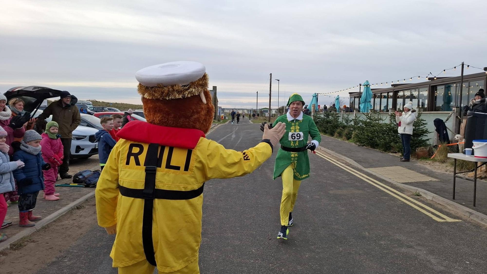New Year’s Day charity fun run at Beadnell raises funds for Seahouses RNLI