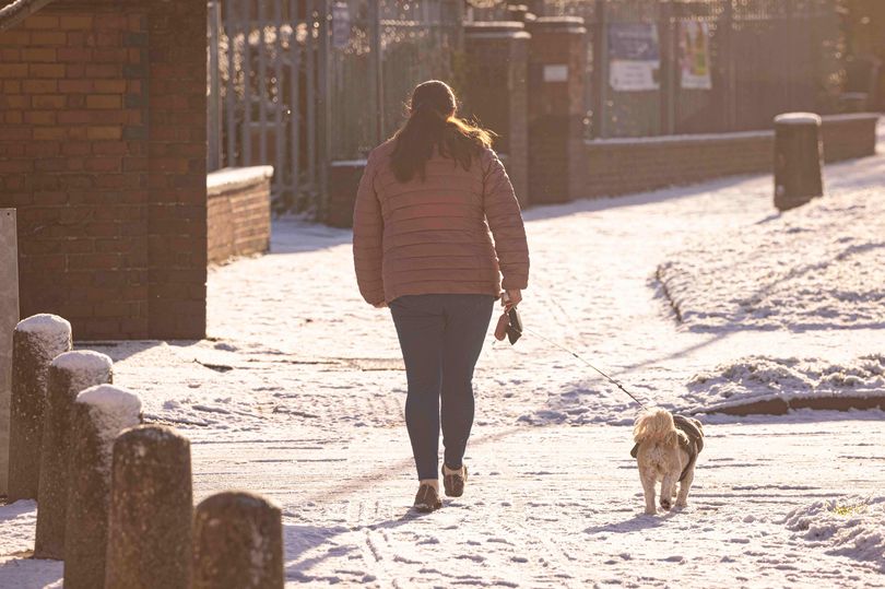 DWP alert as 674,000 households set for £25 cold weather payment after ...