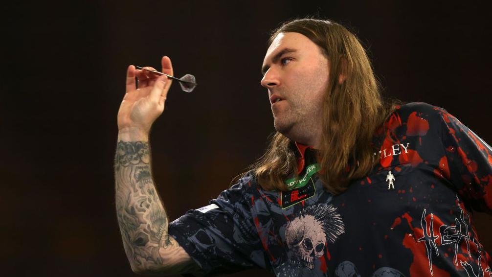 'There's no cure' - The eye condition affecting Littler's opponent Searle