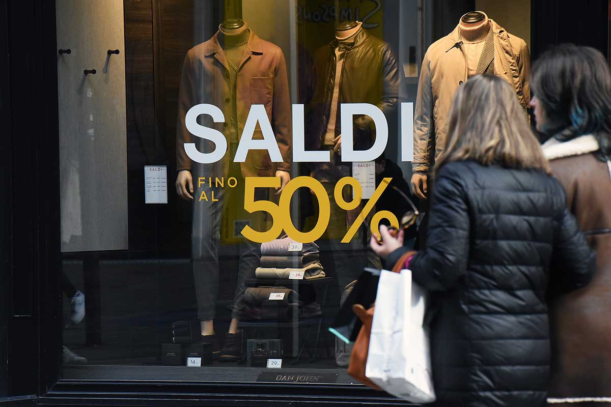 Saldi invernali, sconti medi al 18,6%: meglio dell’estate, ma sotto il 2025