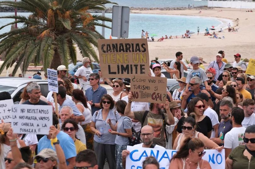 Opinion divided after experts advise travellers swerve Canary Islands