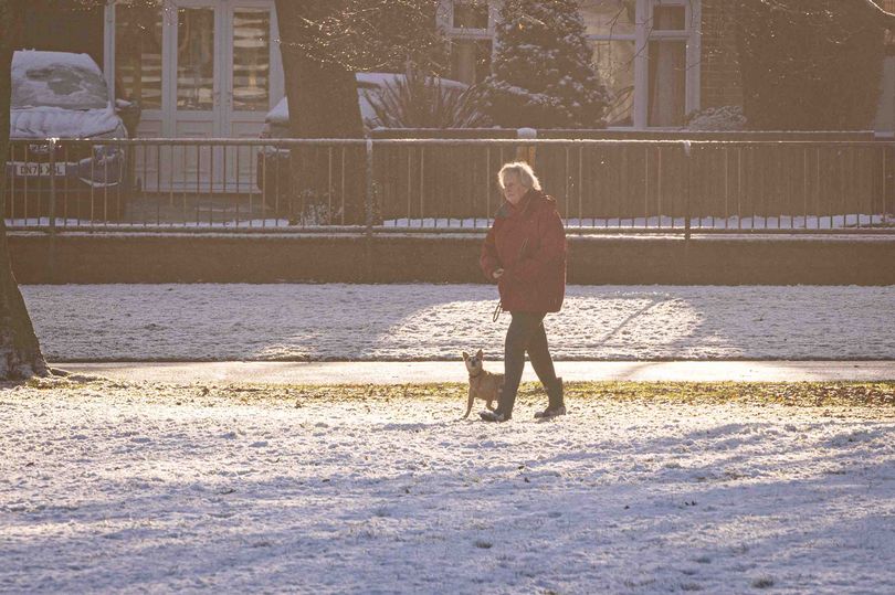 DWP alert as 674,000 households set for £25 cold weather payment after ...