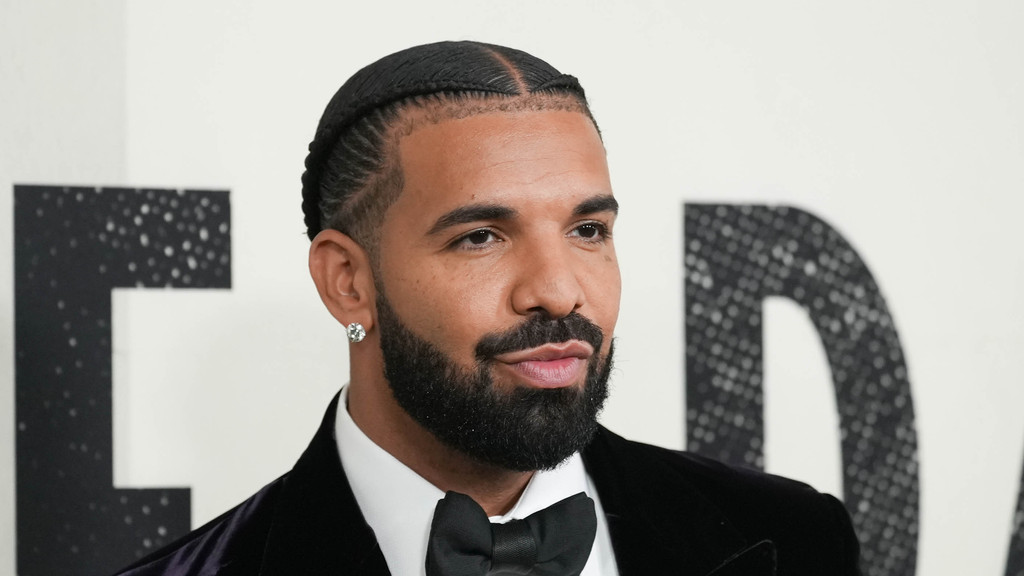Drake accused of using online casino to artificially inflate music ...