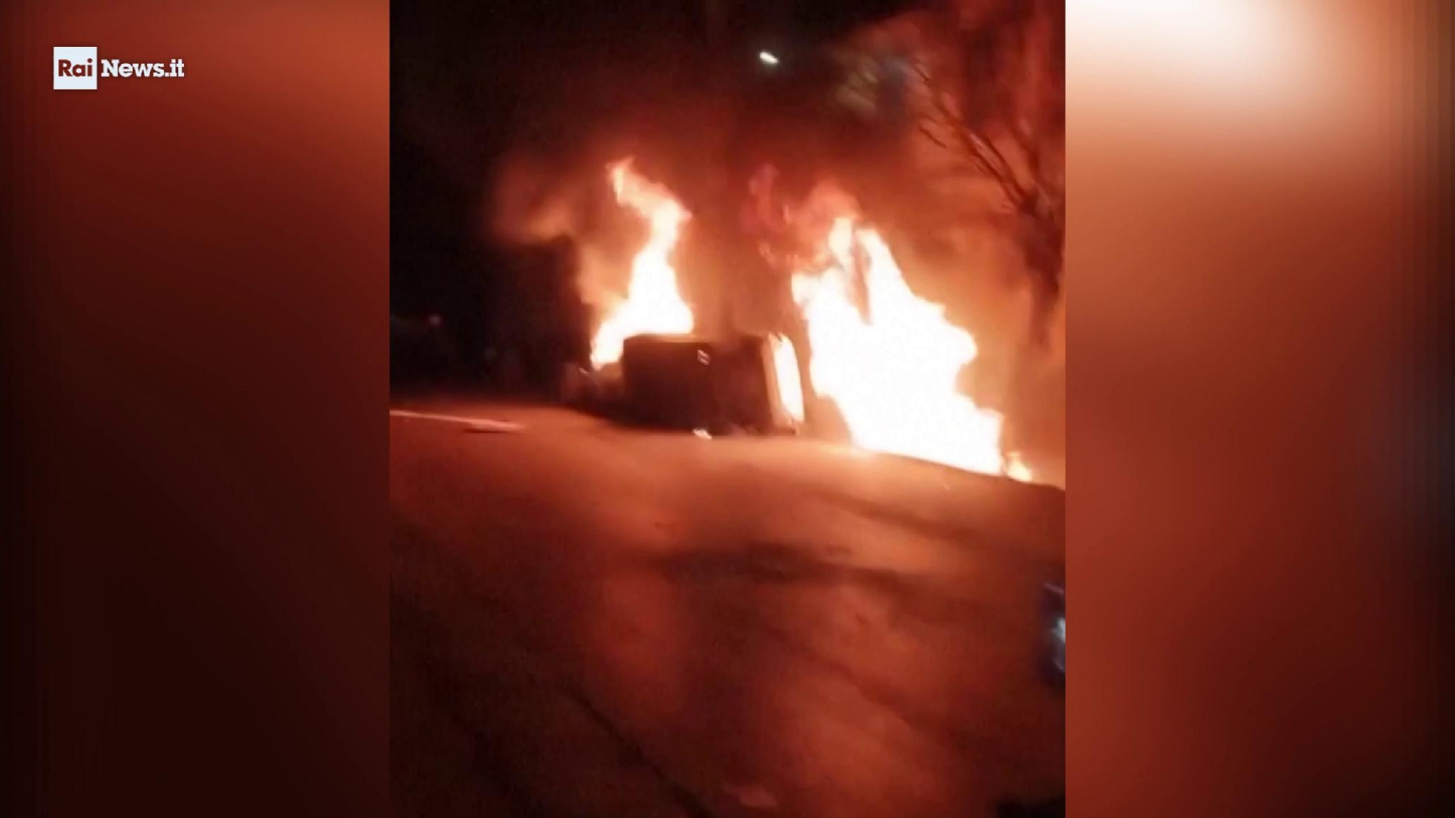 Proteste in Iran, auto rovesciate e fiamme davanti alla stazione di ...