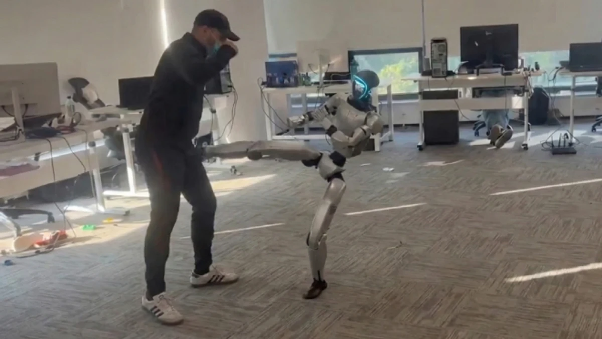Un robot humanoide Unitree G1 le da una patada en los testículos a su ...