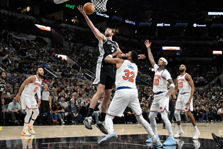 Knicks’ rebounding strength fell apart in disappointing loss to Spurs