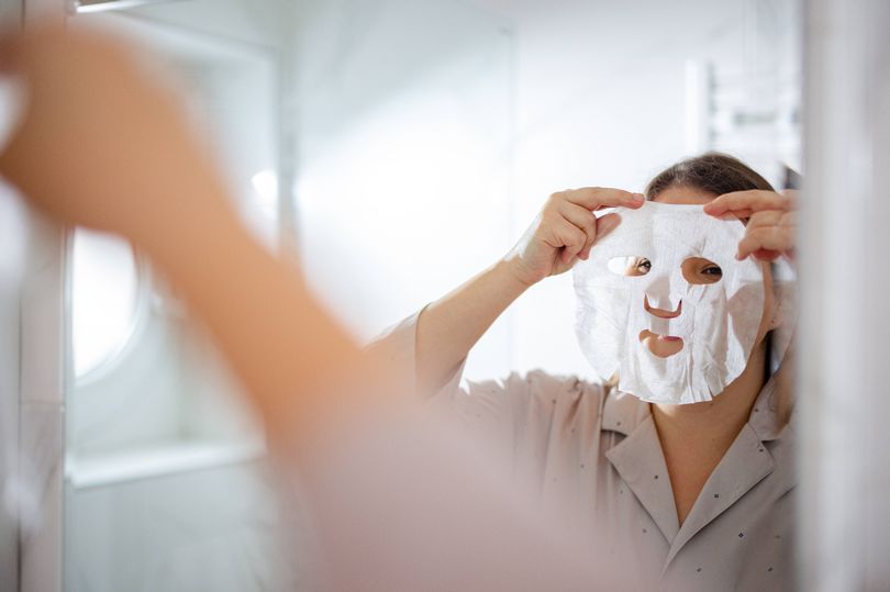 Pilot asked if you should wear skincare masks on the plane and has best ...