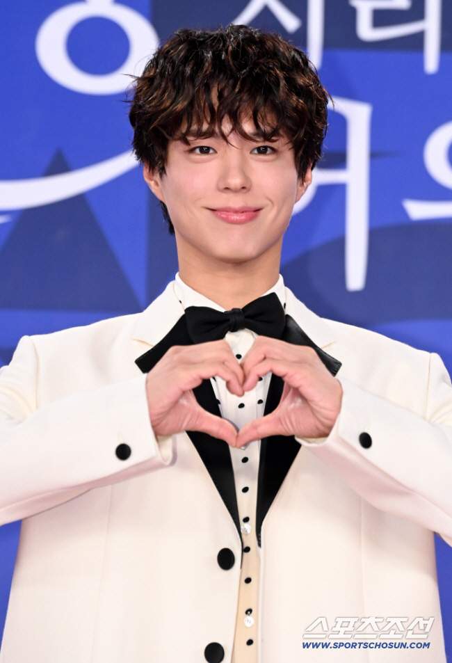 National certificate Park Bo-gum opens hair shop. Sang-i Lee and Dong ...